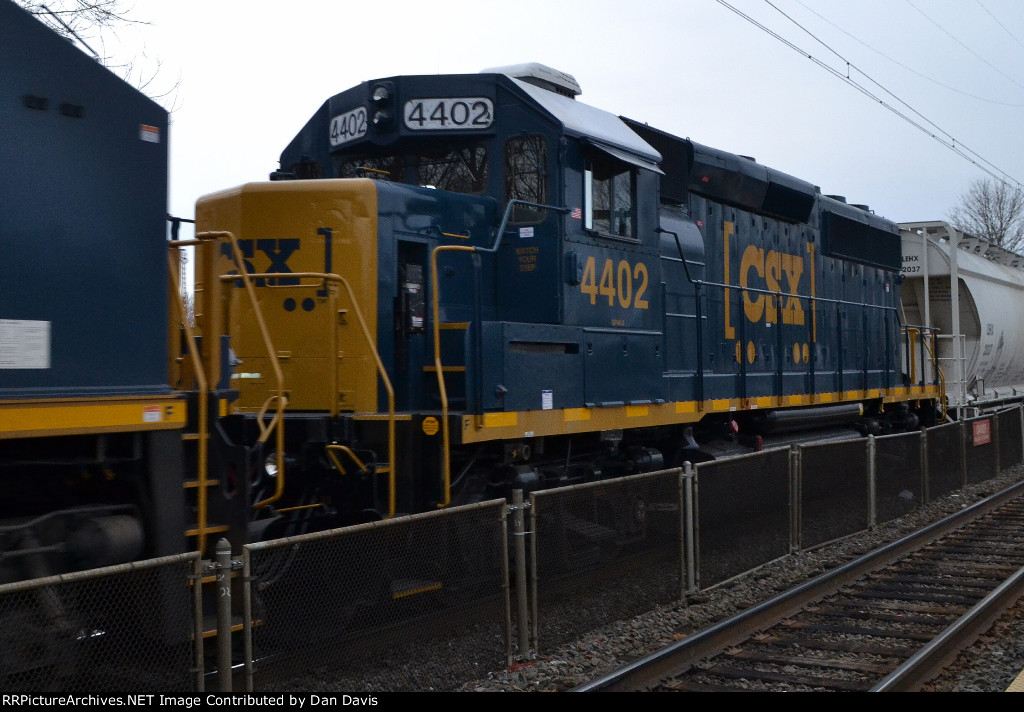 CSX GP40-2 4402 in YN3b trails n Q439-17
